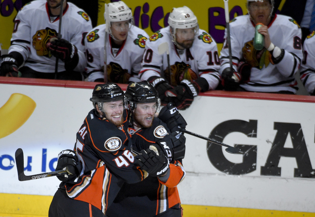 Video: Anaheim Ducks score two goals in 32 seconds vs Blackhawks ...