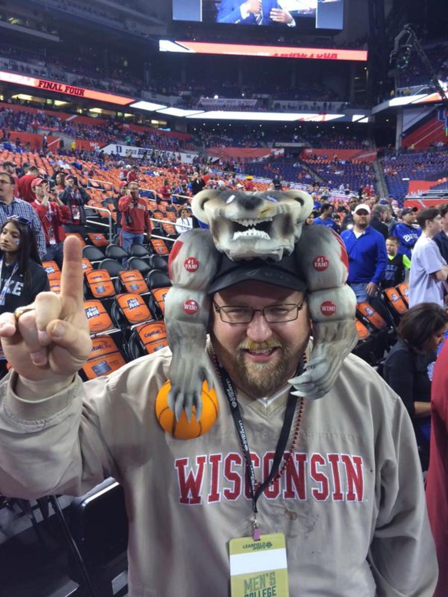 Duke vs Wisconsin: Badgers fan makes hat at national championship ...