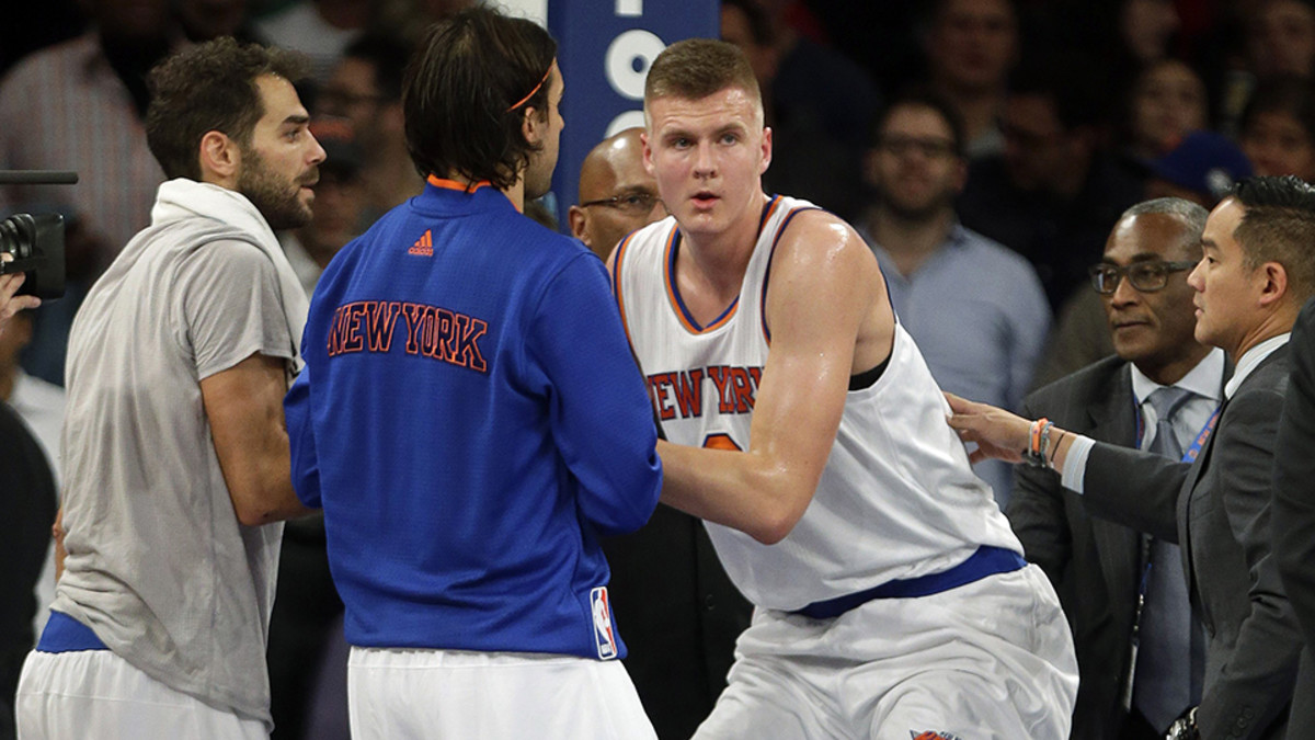 Kristaps Porzingis injury: Knicks F leaves after Carmelo tumble ...