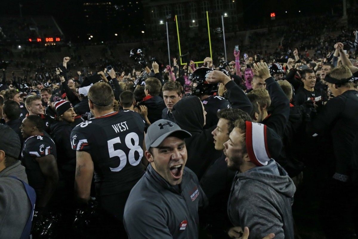 Campus Clicks: Cincinnati fans storm the field, Alabama-Georgia hype ...