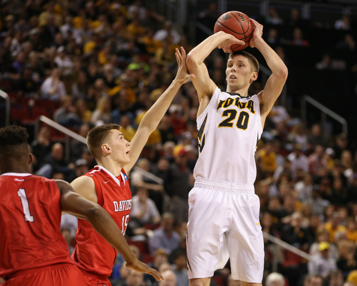 Iowa F Jarrod Uthoff scores 30 points in first half vs Iowa State ...