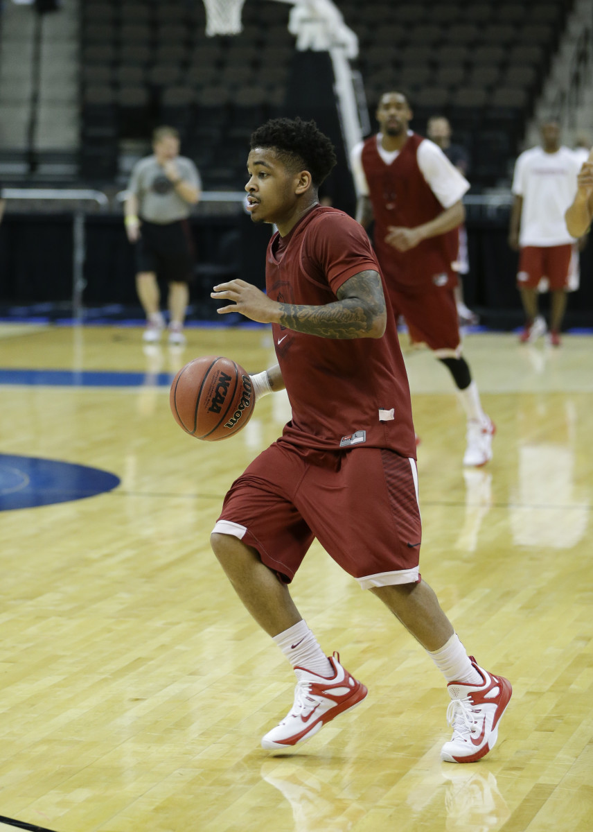 3 Arkansas basketball players arrested on forgery complaint - Sports ...