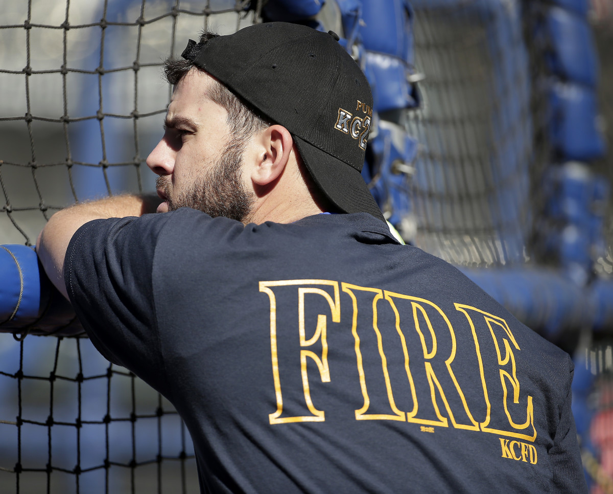 Royals pay tribute to 2 firefighters killed in KC blaze - Sports ...