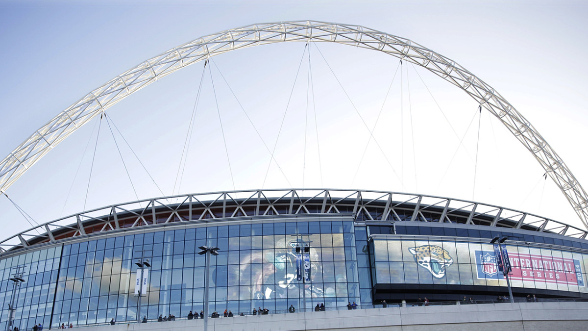 Wembley Stadium arch daredevil climbs - Sports Illustrated