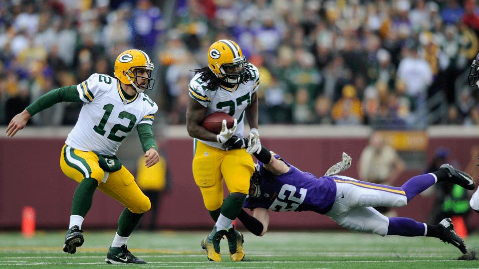 Sculptor carves life-sized snow statues of Aaron Rodgers, Eddie Lacy ...