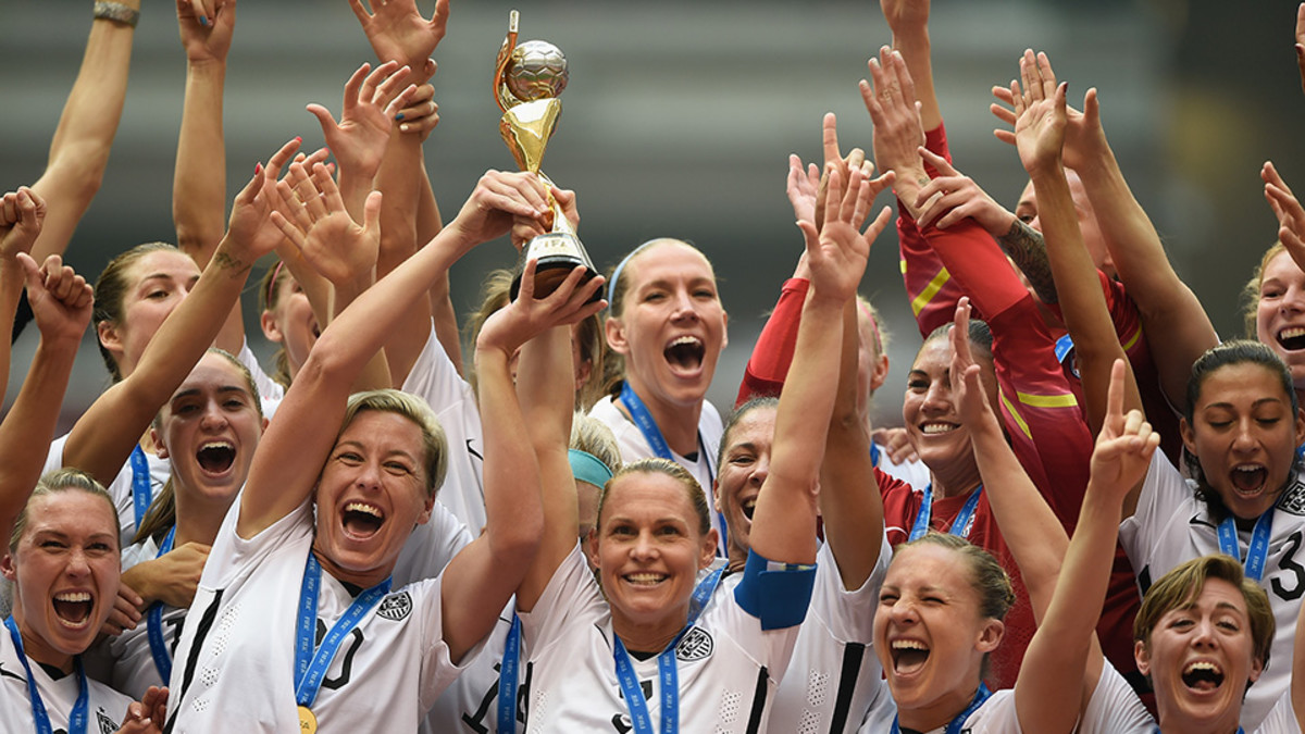 USWNT: World Cup winners lead chant at Los Angeles rally (video ...