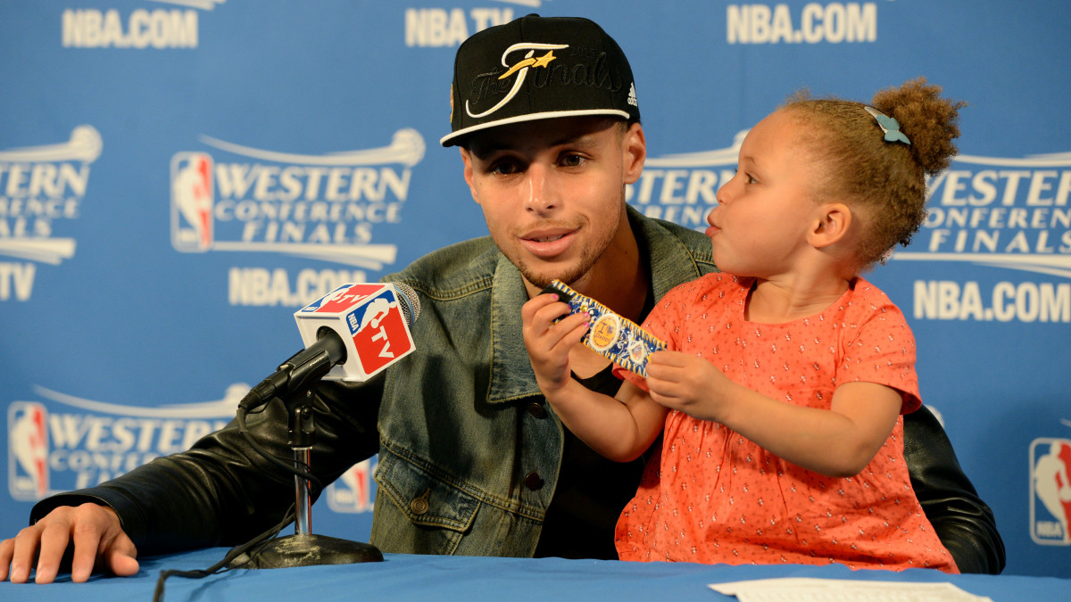 Steph Curry posts adorable photo of Riley kissing baby sister Ryan ...