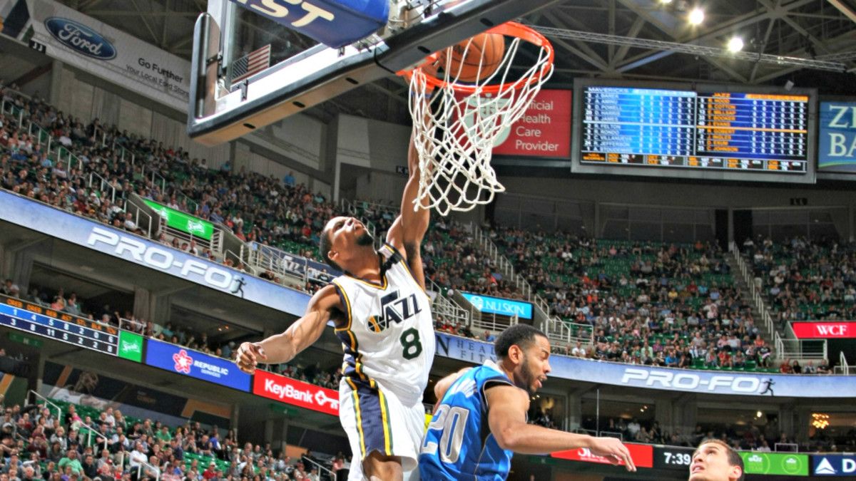 Video: 6'1'' Bryce Cotton finishes alley-oop over Mavs' defense ...