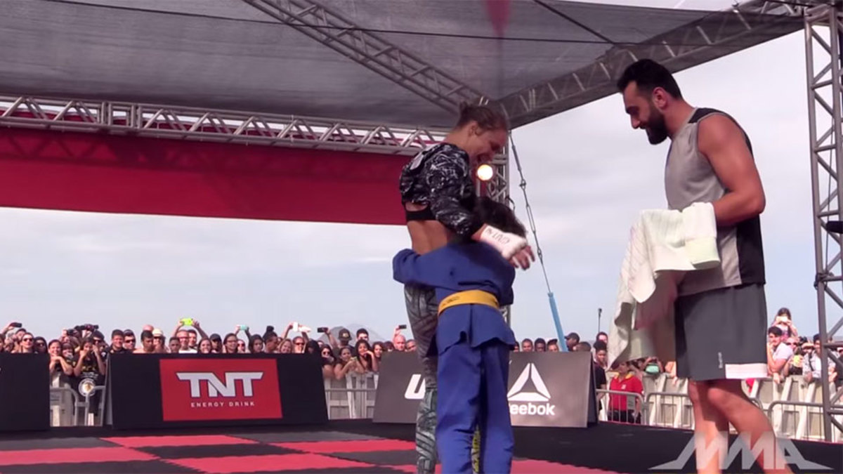 Ronda Rousey UFC 190 workout: Young fan surprises her with hug - Sports ...