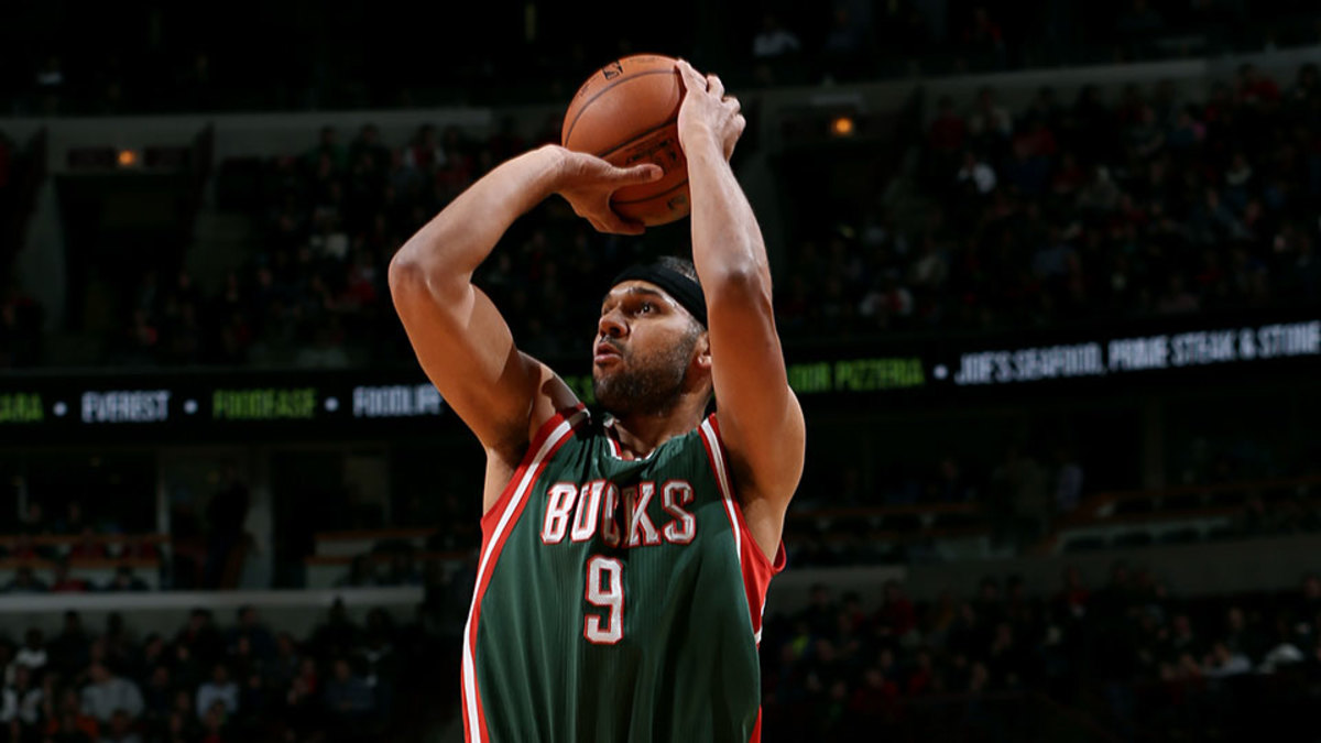 Video: Bucks' Jared Dudley shoots a basketball backwards - Sports ...