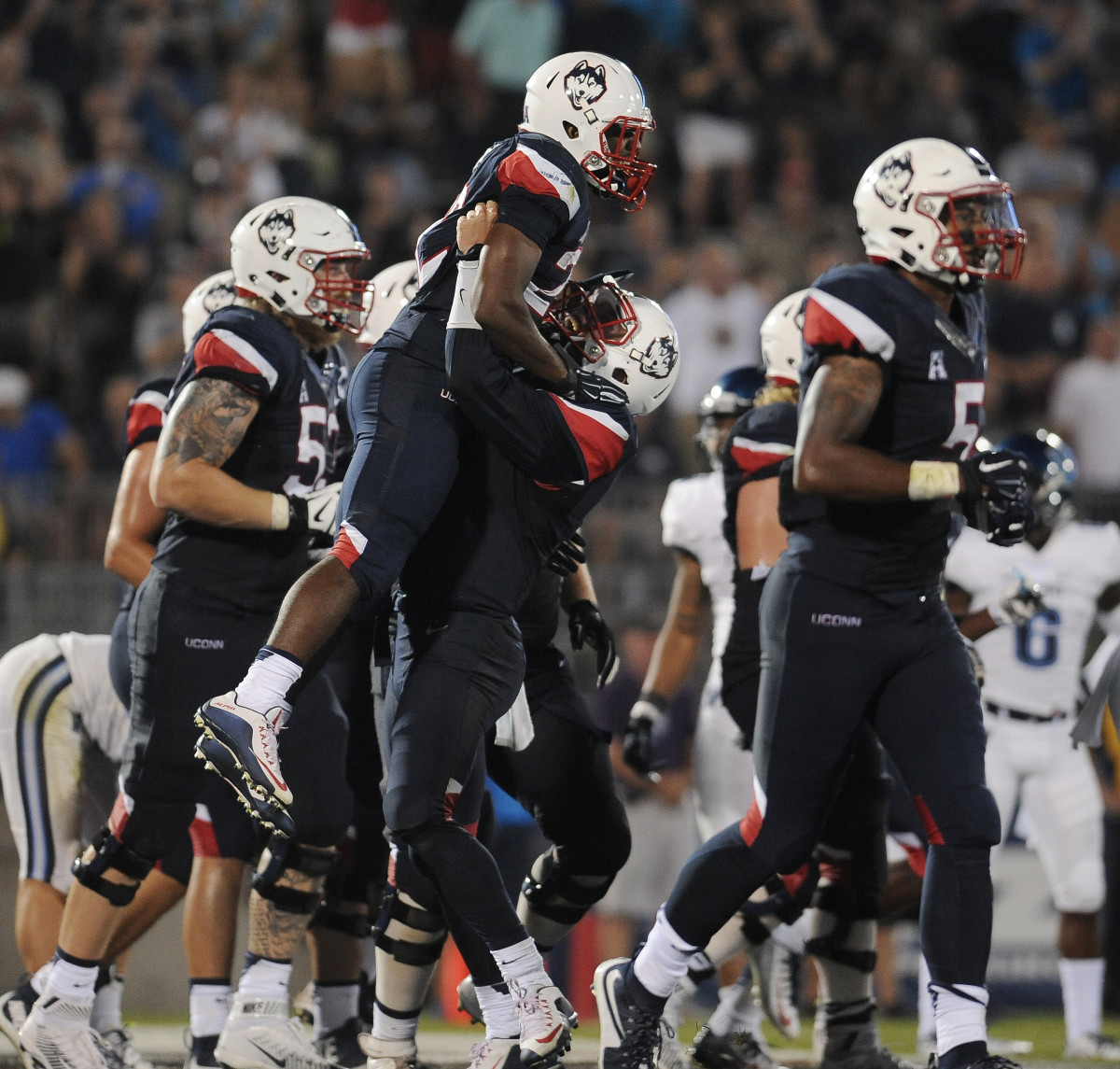 UConn holds off Villanova 20-15 in season opener - Sports Illustrated