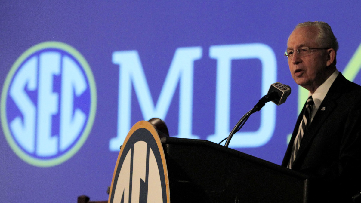 SEC: Teams to honor former commissioner Mike Slive in September ...