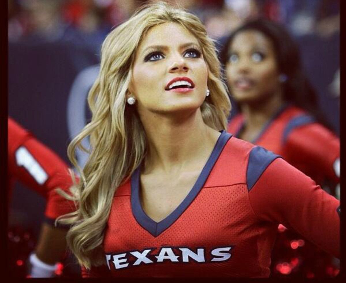 Texans Cheerleader Agrees To Go To Prom With Teen After He Gets 10 000