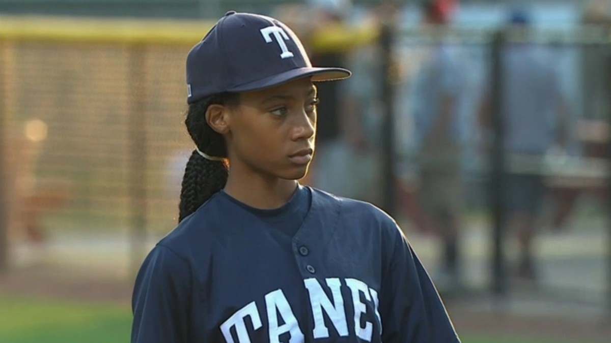 Female pitcher Mo'Ne Davis throws a 3-hitter to earn her team a spot in ...
