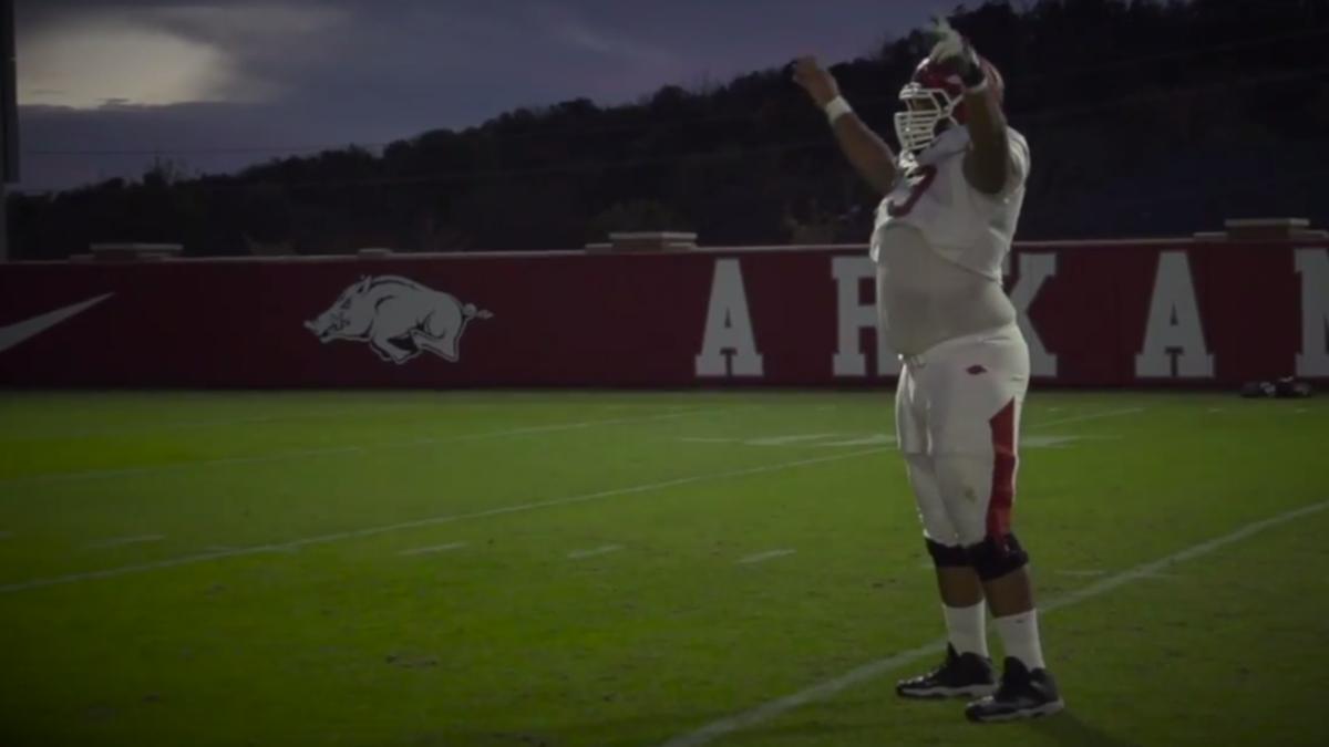 Arkansas Razorbacks lineman throws touchdown pass, school launches 2014 ...