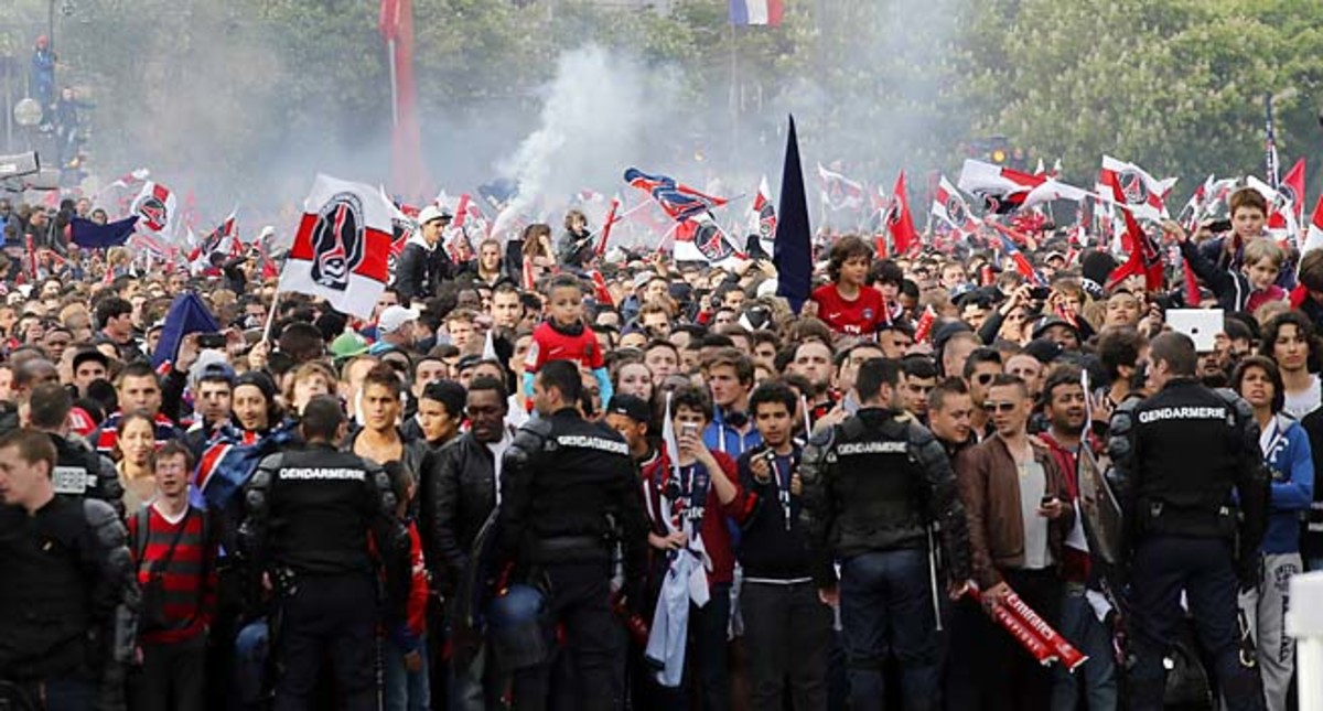 Fans clash with riot police at PSG victory parade - Sports Illustrated