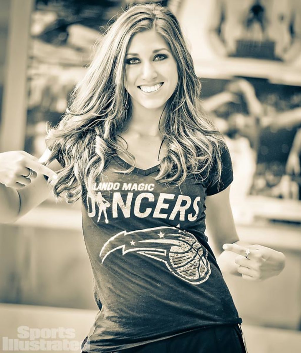 Cheerleader of the Week - Sports Illustrated