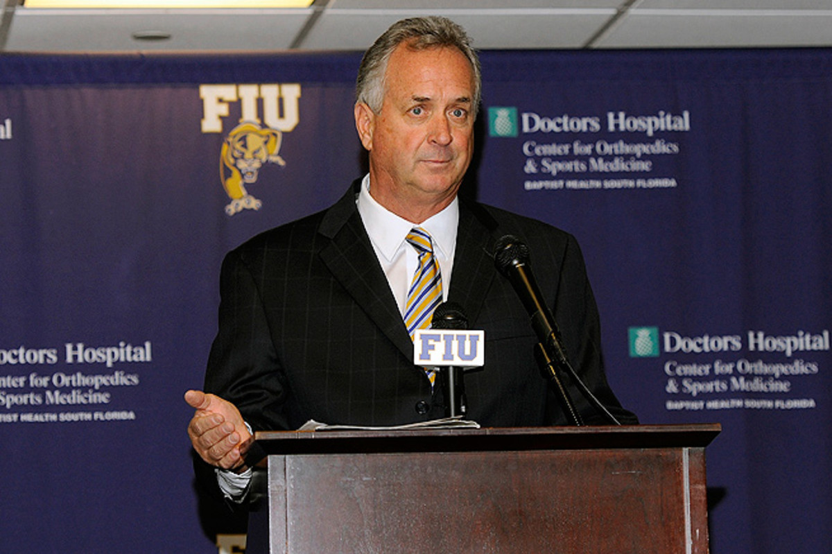 FIU coach apologizes for players' conduct when using a public outdoor shower - Sports Illustrated