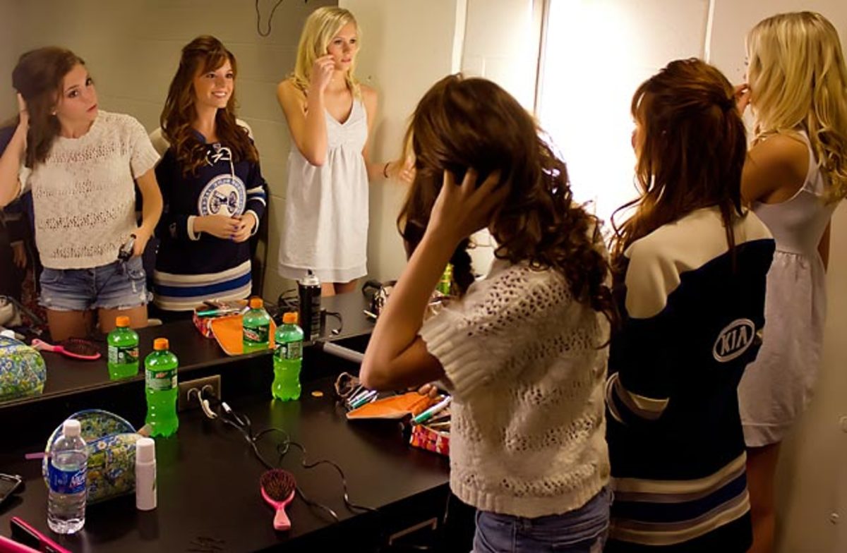 Cheerleader of the Week - Sports Illustrated