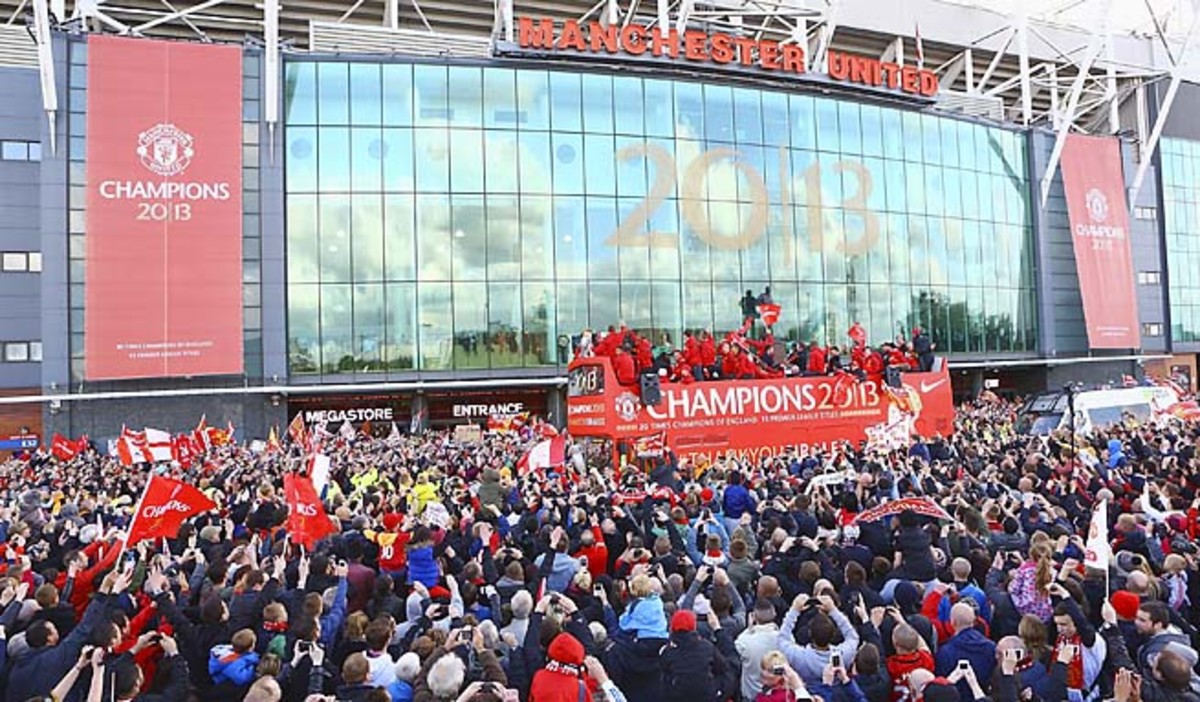 Tens of thousands fete Manchester United title in victory parade ...