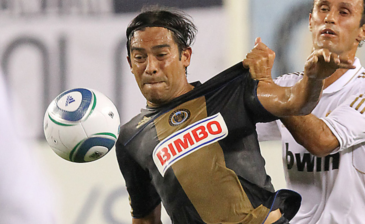 United acquire former MLS MVP Carlos Ruiz - Sports Illustrated