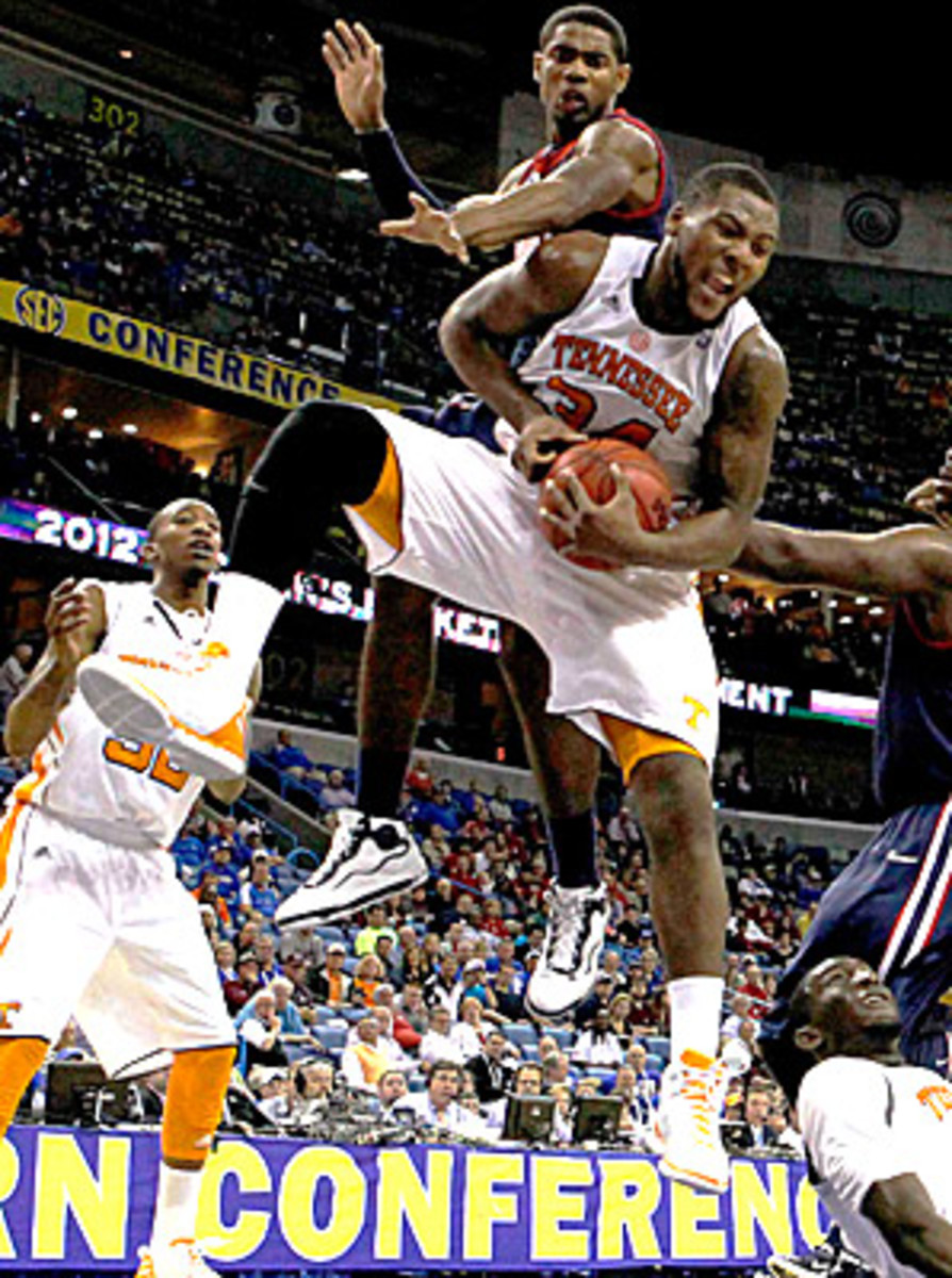 Tennessee to redshirt injured forward Maymon - Sports Illustrated