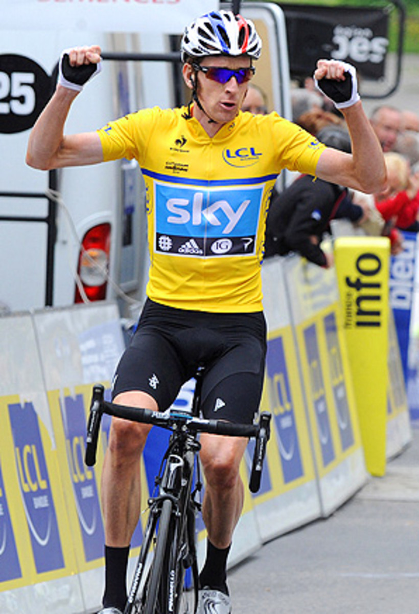 Cadel Evans knows Bradley Wiggins is cyclist to beat in 2012 Tour de ...