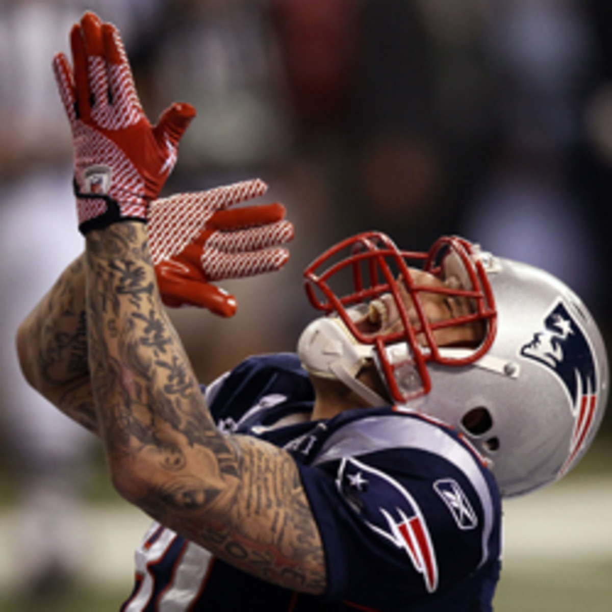 Reports: Historic Aaron Hernandez deal keeps Patriots TE combo intact ...