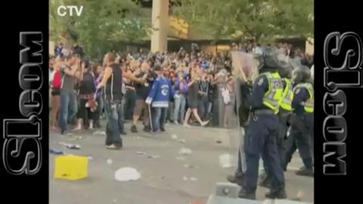 Scenes from the Vancouver fan riots - Sports Illustrated