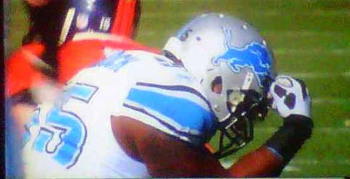 Stephen Tulloch celebrates sack on Tim Tebow by 'Tebowing' - Sports ...