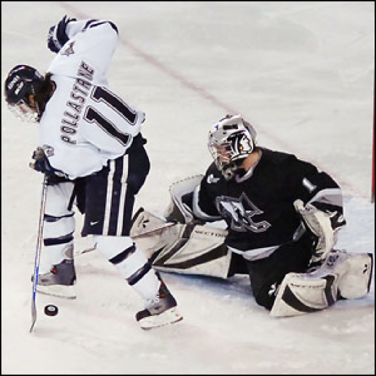 College Hockey Notebook: UNH rolling, WCHA's bad ref and more notes ...