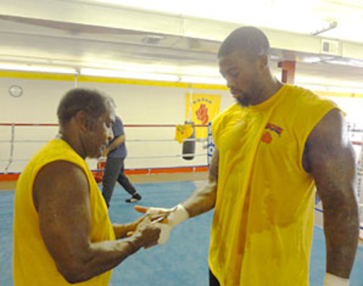 Lee Feiner: Vikings' Edwards preps for season with legendary boxing ...