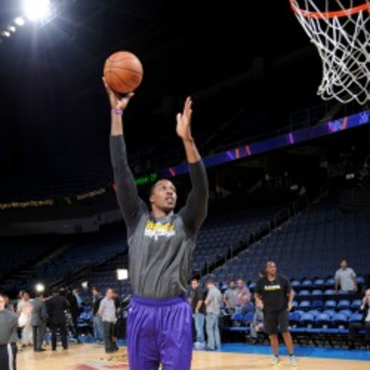 Lakers center Dwight Howard reveals nerve damage, said leg felt "dead ...