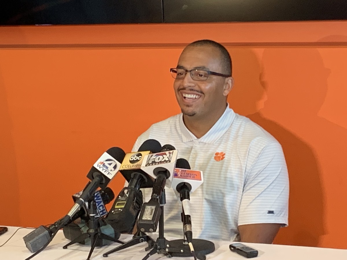 Elliott Takes the 'High Road' with Family - Sports Illustrated Clemson ...