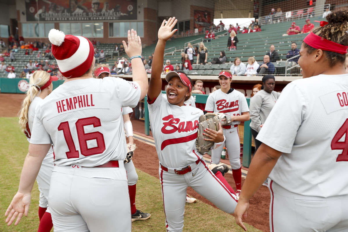 Alabama Softball Senior Elissa Brown Out Indefinitely with Broken Hand ...