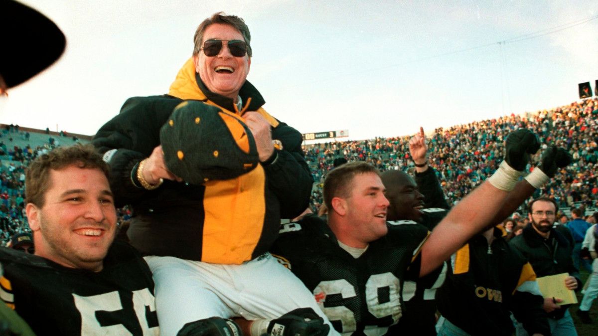 Ex-Iowa coach, Hall of Famer Hayden Fry dies at 90 - Sports Illustrated
