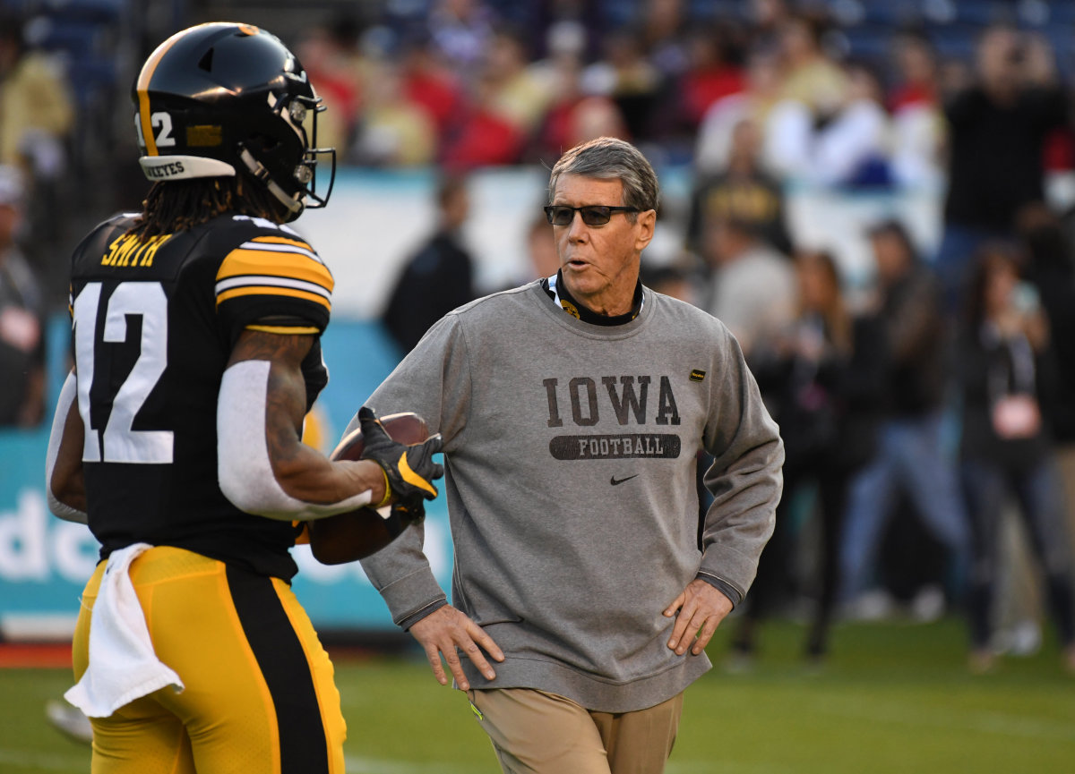 Holiday Bowl Notebook: Smith Comes Back To Help Hawkeyes - Sports ...