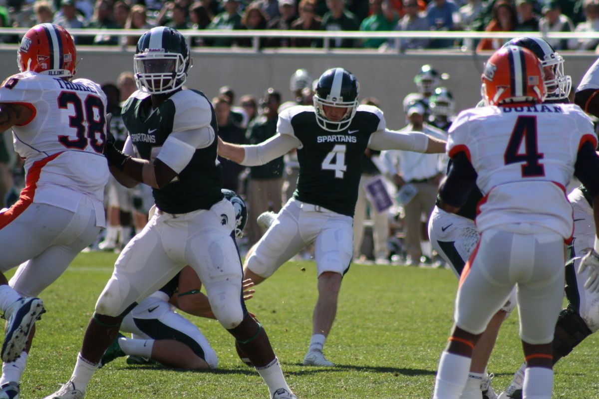 Spartans Survive Illini Surge, Hold off Illinois at Homecoming, 26-6 ...