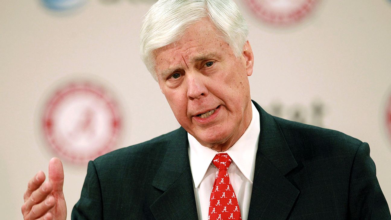 Former Tennessee Head Coach Bill Battle Hospitalized After Contracting ...