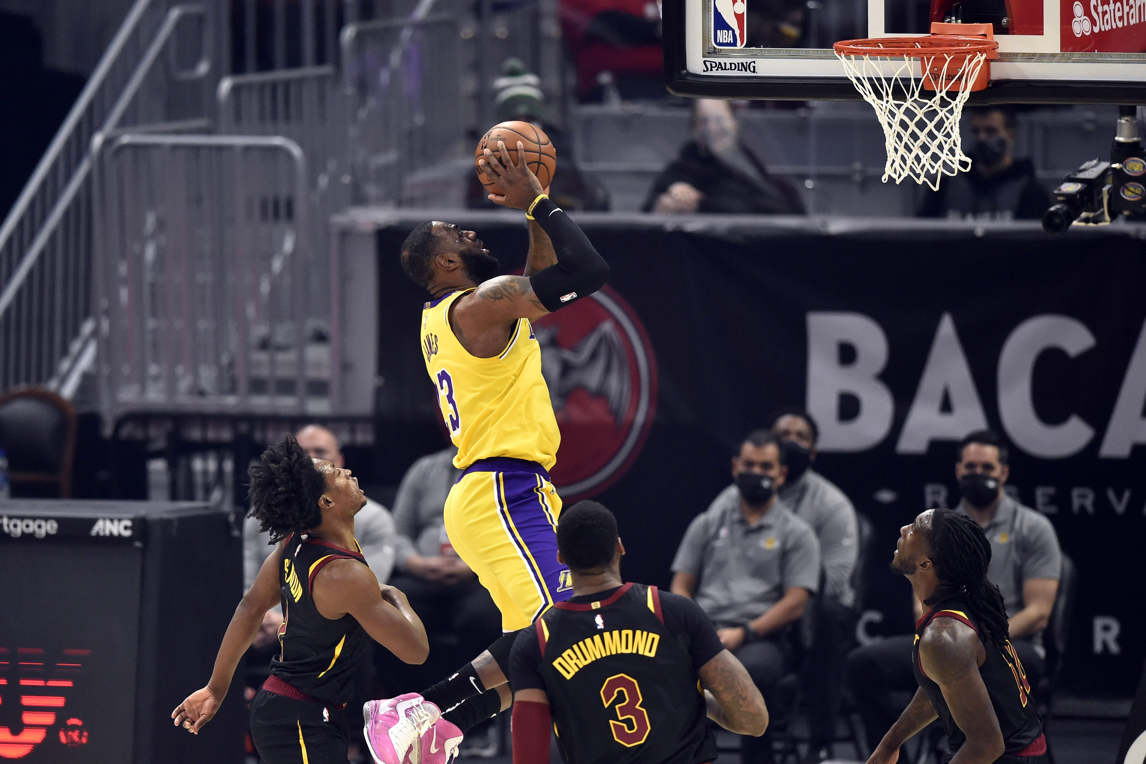 Happy homecoming for LeBron James, as Lakers outlast Cavs - All Lakers | News, Rumors, Videos ...
