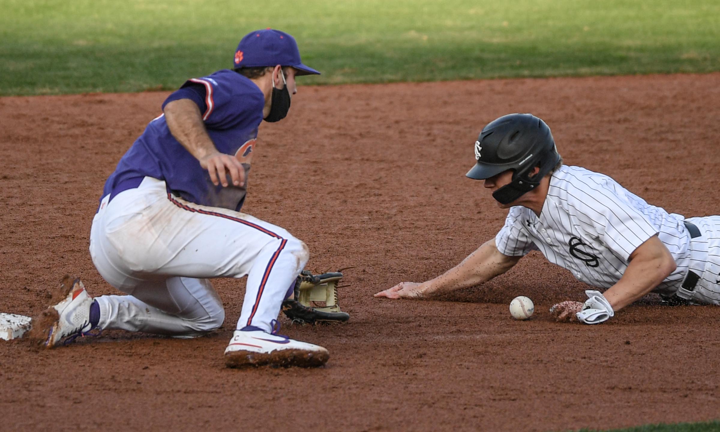 South Carolina Beats Clemson 3-2 in Extra Innings - Sports Illustrated ...