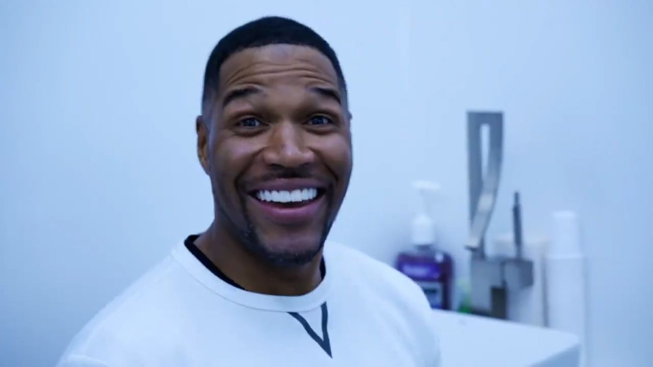 Michael Strahan closes gap between teeth in possible prank - Sports ...