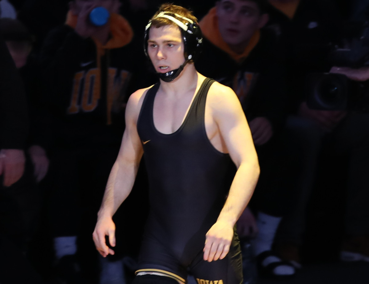 Lee Named Finalist For Hodge Trophy - Sports Illustrated Iowa Hawkeyes ...