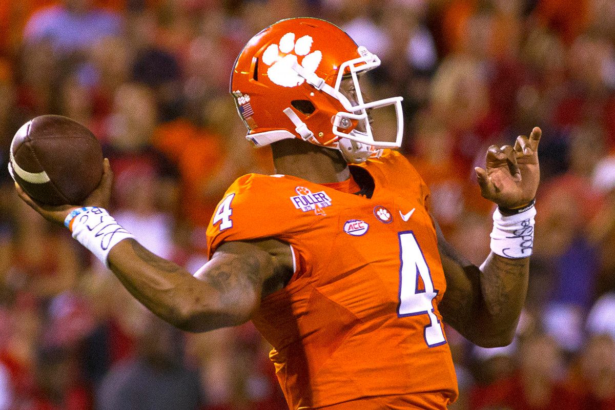 Clemson Quarterback Deshaun Watson vs. Louisville Quarterback Lamar ...