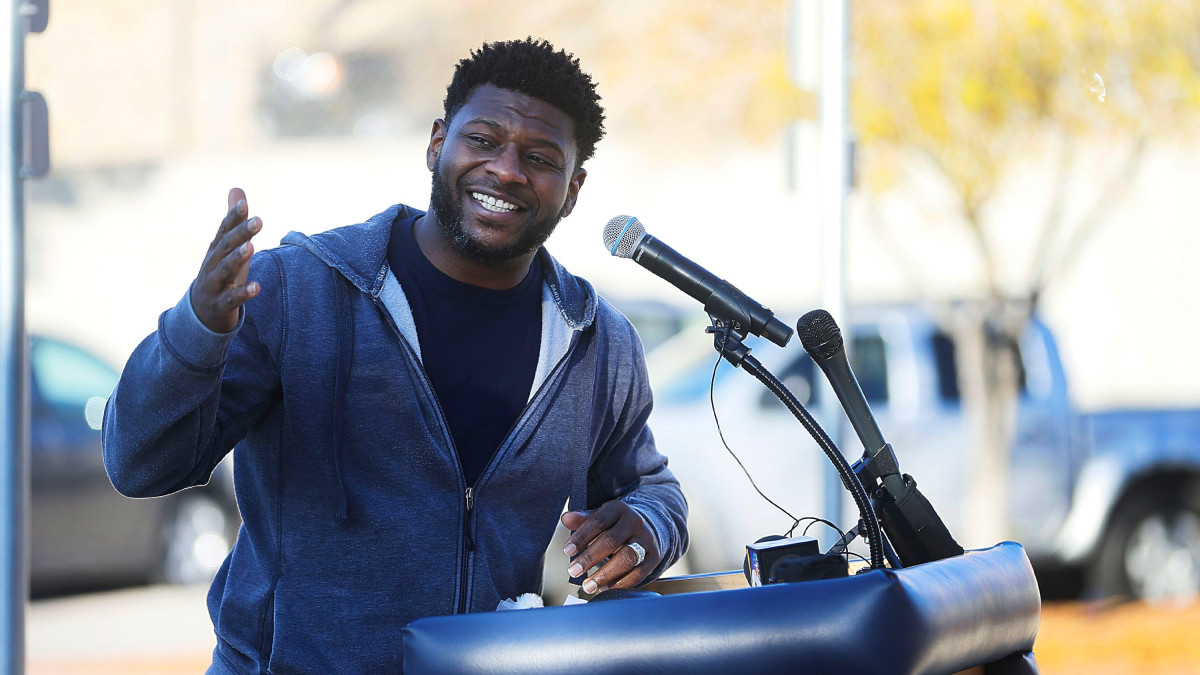 LaDainian Tomlinson criticizes NFL treatment of Colin Kaepernick ...