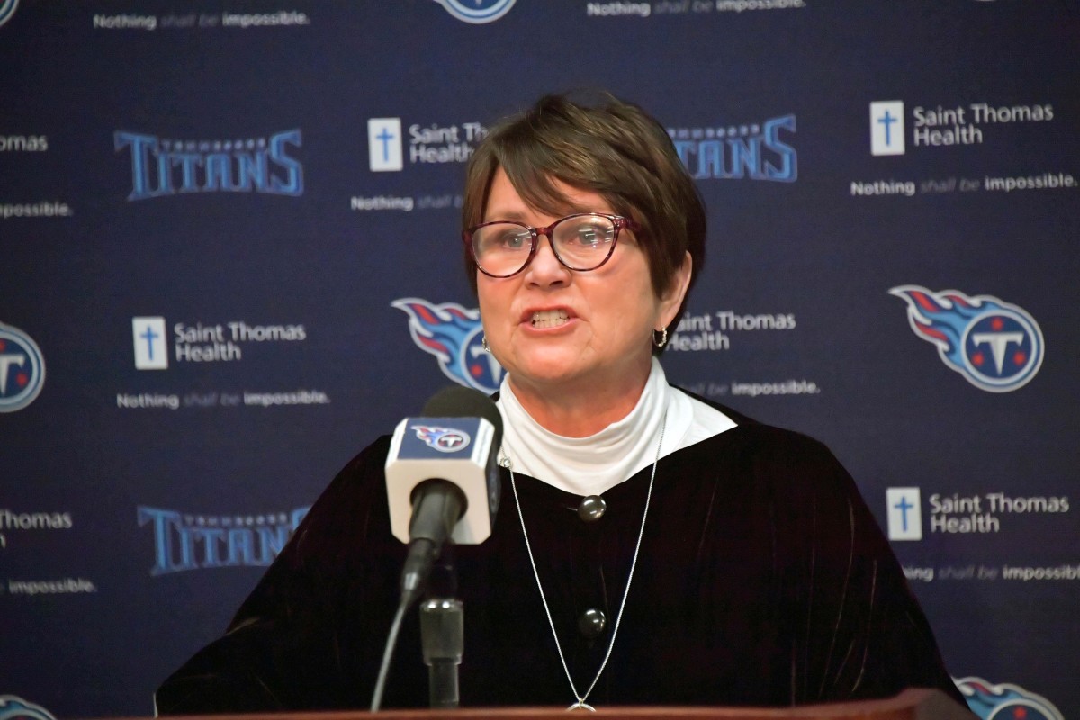 Titans Controlling Owner Vows to Support Player Protests - Sports ...