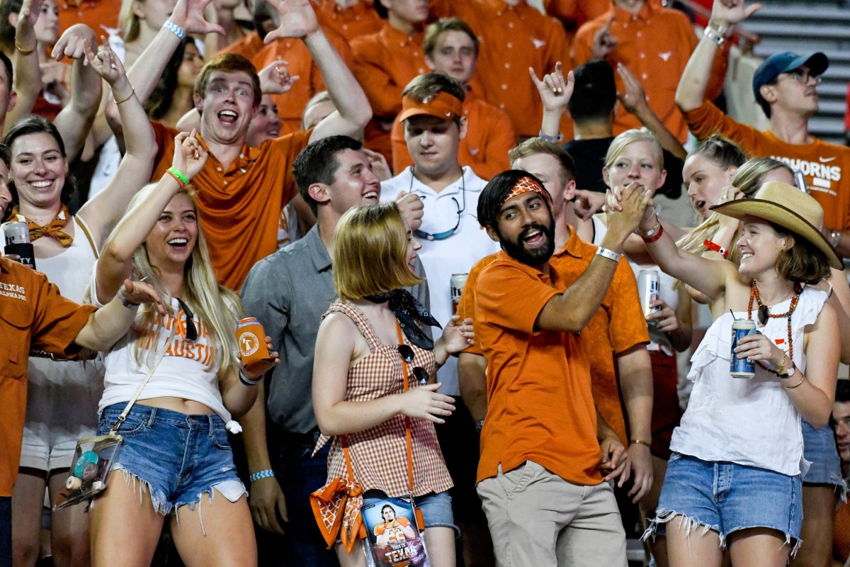 Texas Longhorns Make Top 5 List for Four-Star Tight End Demetrius ...