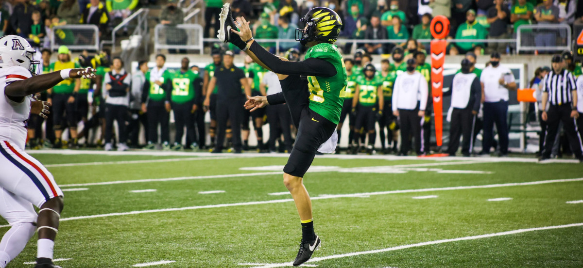 Oregon Punter Tom Snee Excelling For the Ducks After Moving Across the ...