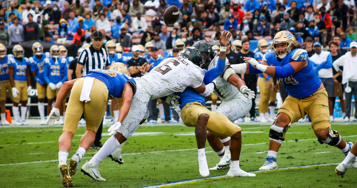 No. 10 Oregon Ducks Football Defeats UCLA Bruins Football 34-31 ...