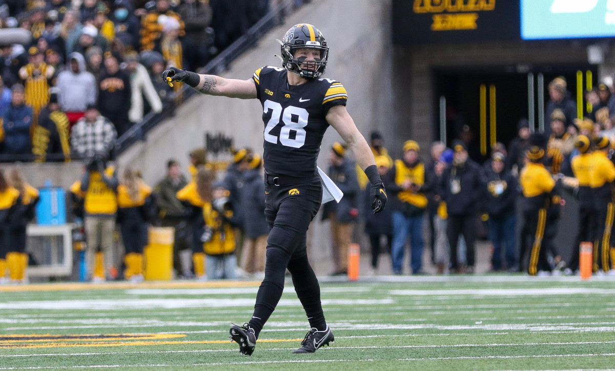 Video & Transcript: Iowa Defense - Sports Illustrated Iowa Hawkeyes ...